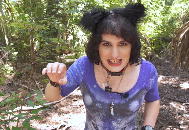 « Je suis un loup » : cette femme transgenre est une thériane et se prend pour un loup de ...